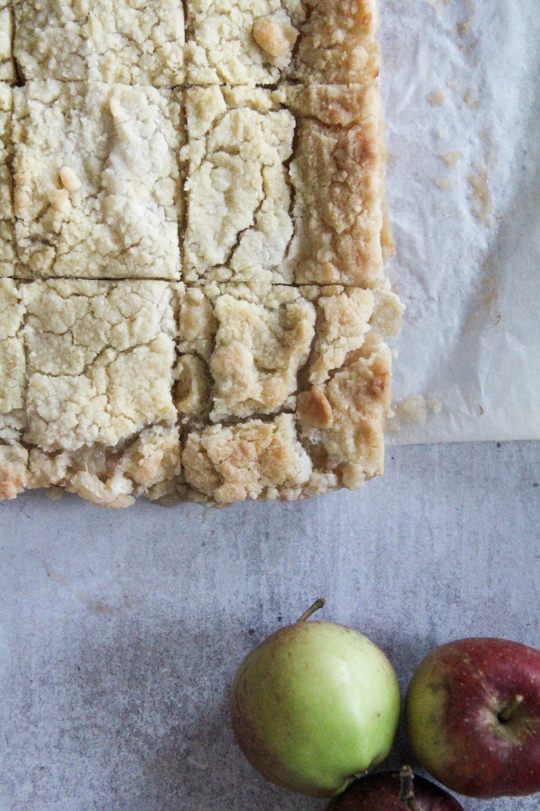 Apple Crumble Slice | roamingtaste.com