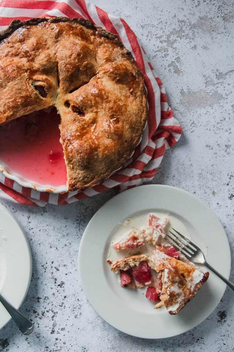 Irish Country Rhubarb Pie - roamingtaste.com