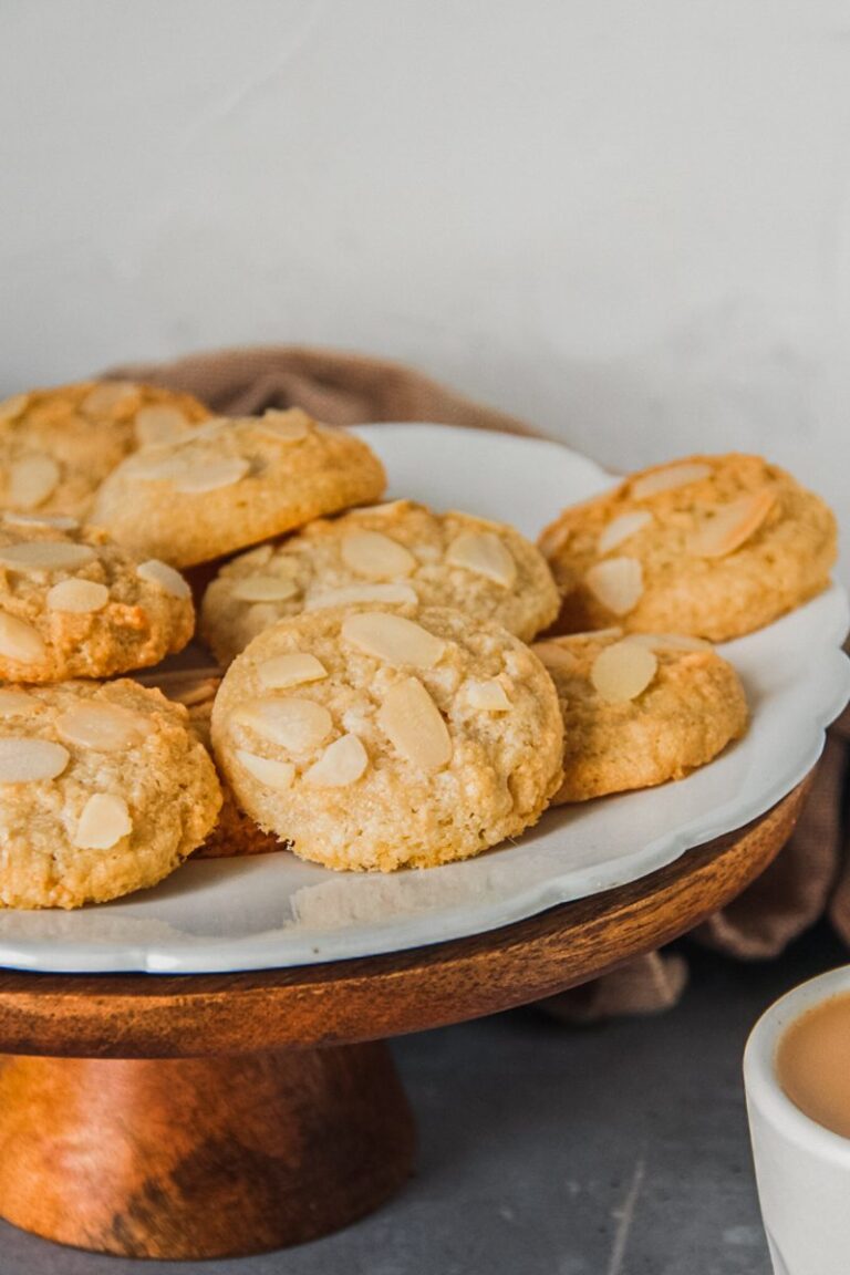 Almond Macaroons (Makroner) - roamingtaste.com