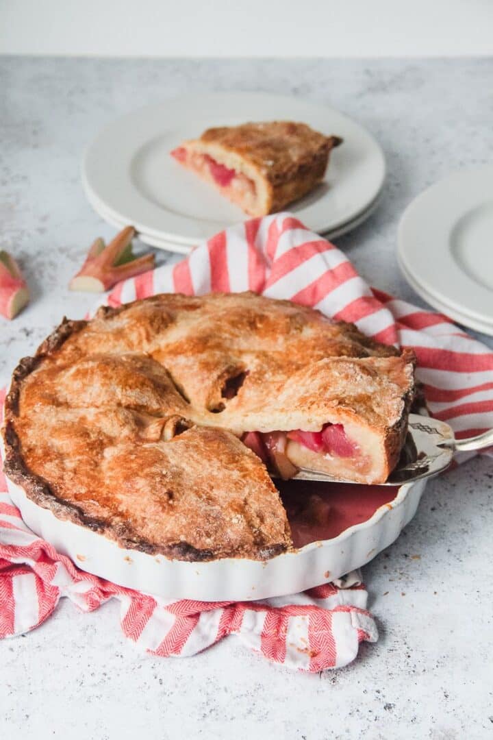 Irish Country Rhubarb Pie - roamingtaste.com